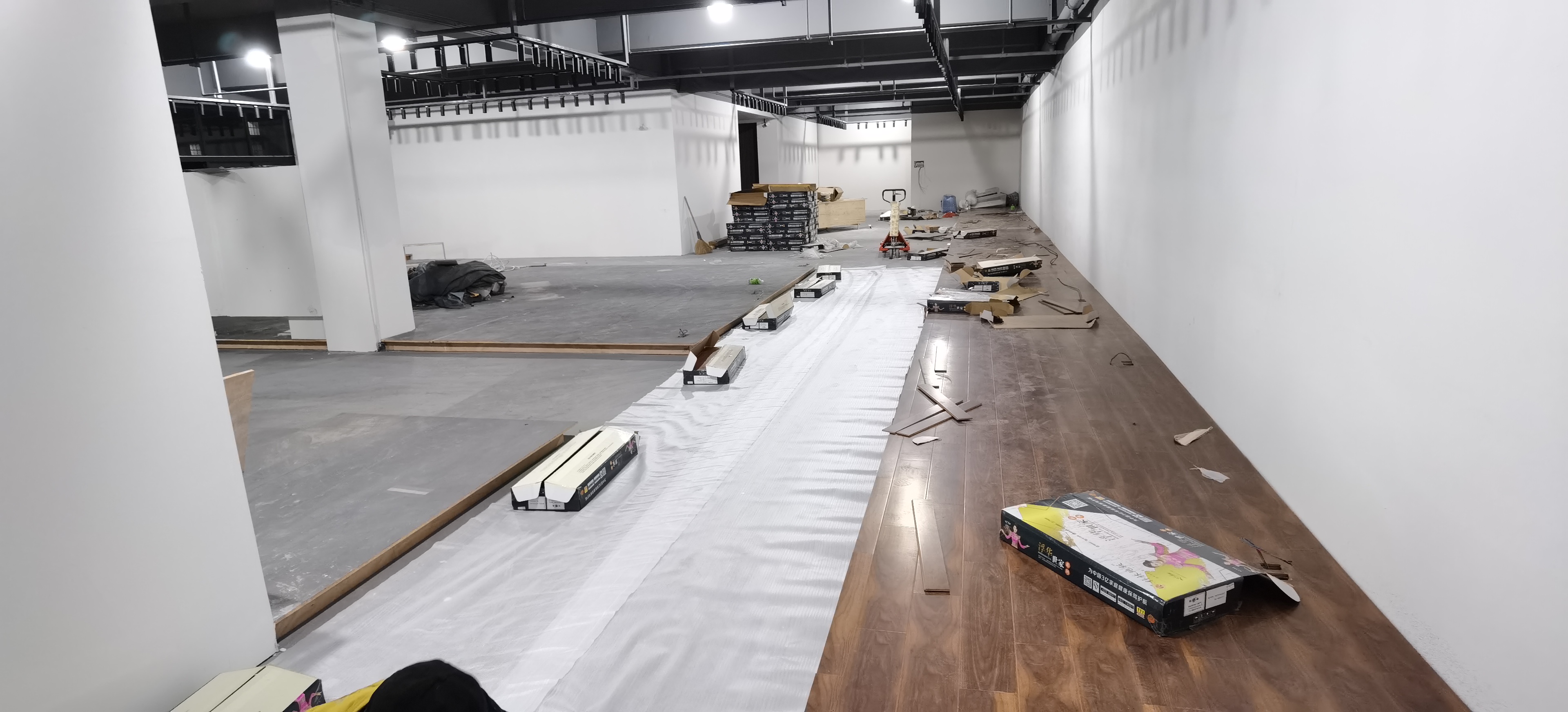 News - The sample room will be finished soon. Look forward to it